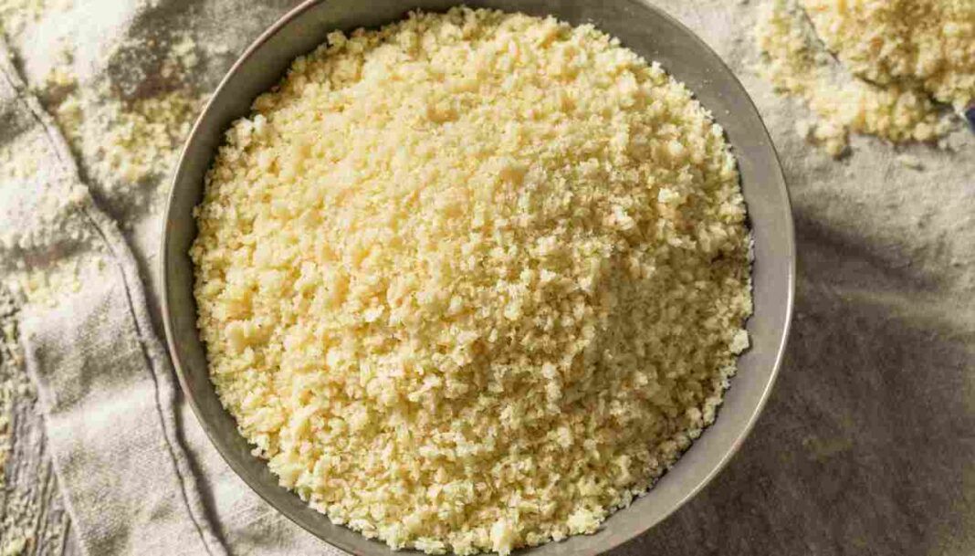 Pangrattato fatto in casa con la mollica di pane raffermo, in cucina ...