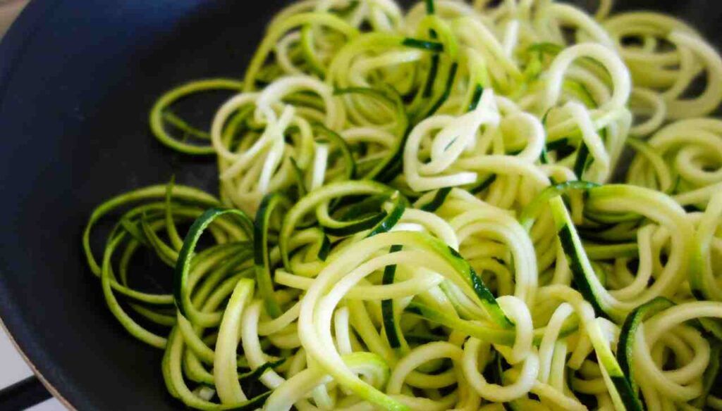 Spaghetti di zucchine, leggerissimi e saporiti, per iniziare la ...