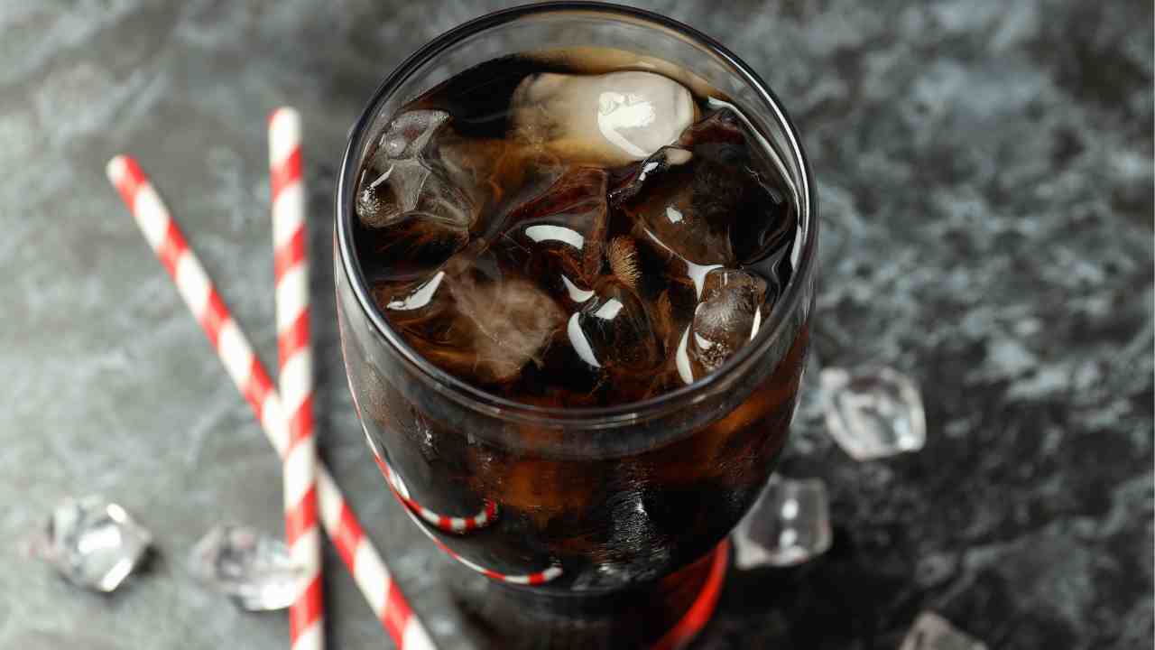 Intelligenza Artificiale inventa la nuova Coca Cola, che sapore ha ...