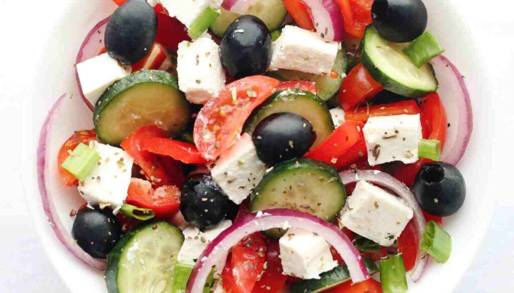 Insalata greca nella versione italiana, molto più buona meno calorica ...