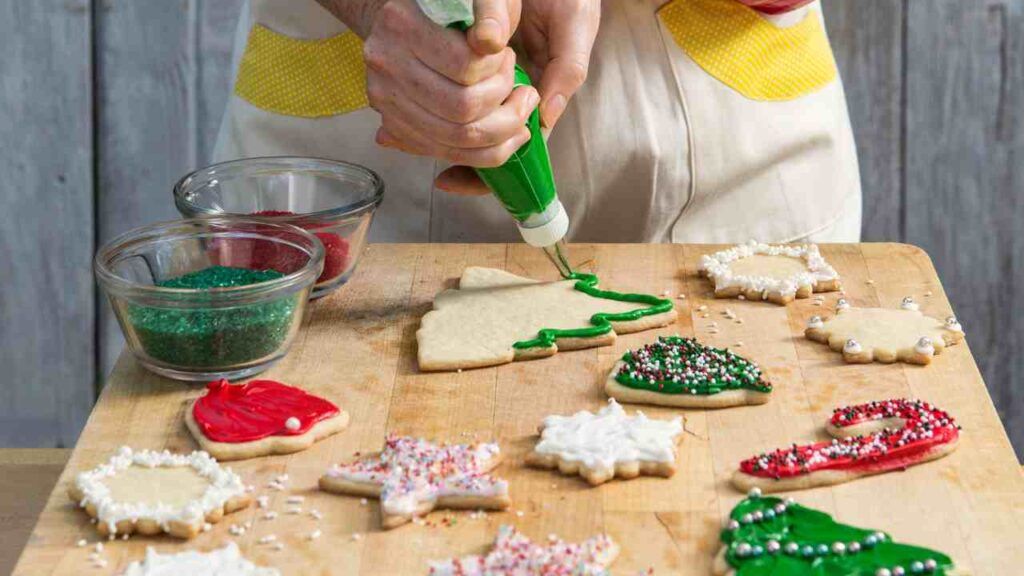 Glassa per decorare i biscotti di Natale, la ricetta leggera si prepara ...