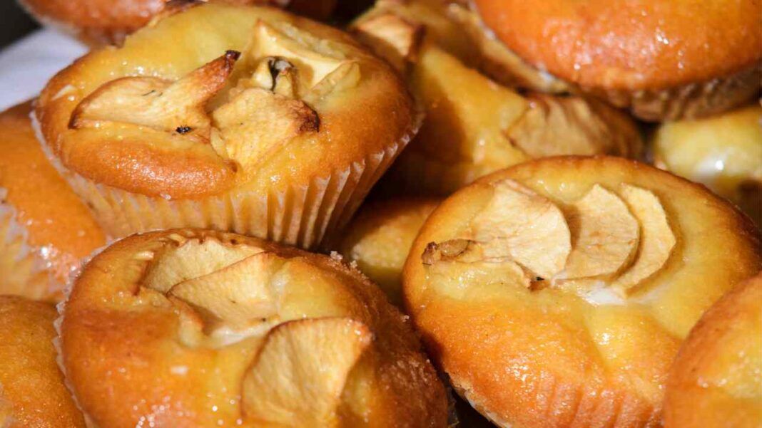 Muffin alle mele super soffici e light: li preparo solo con ingredienti ...