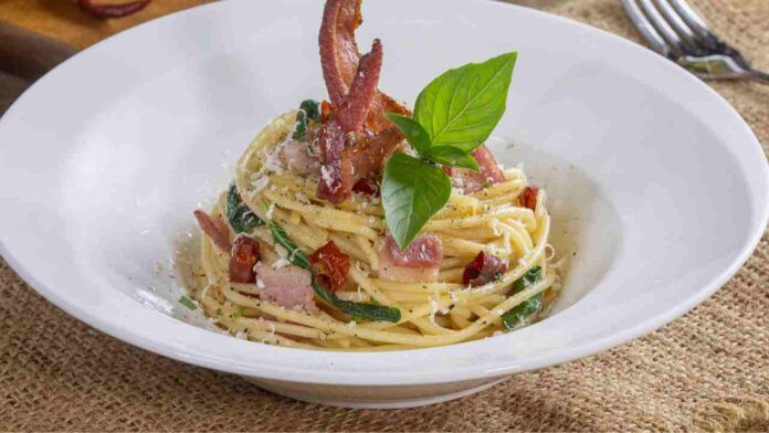 Spaghetti pancetta e pomodori secchi, aggiungi del pepe e pecorino e ti ...