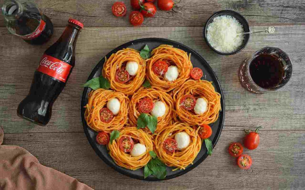Spaghetti, pomodoro e basilico, ho preparato una cena felice per tutta ...