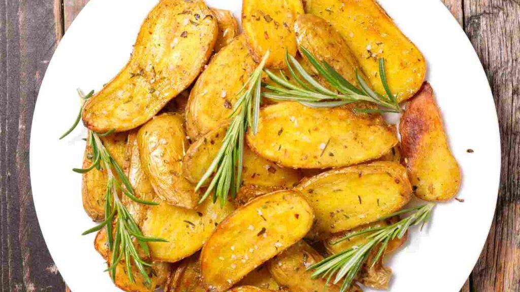 Patate rustichelle al rosmarino, croccantissime fuori e morbide dentro ...
