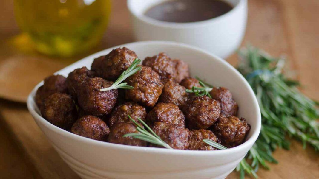 Se provi ad aggiungere del vino rosso alle polpettine servi un ...