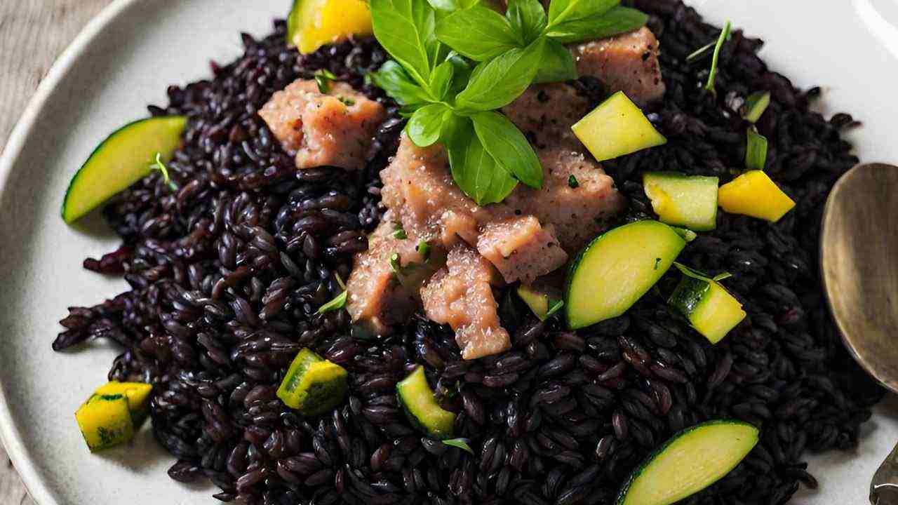 Insalata dietetica di riso nero con zucchine e tonno, così lo mangia ...