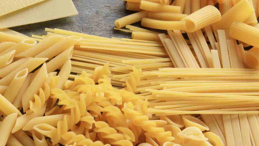 Basta cuocere la pasta nell'acqua, nemmeno mia nonna lo fa più, lei la ...