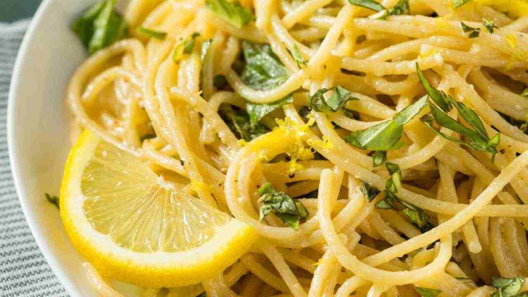 Spaghetti della zitella ma senza tonno, la variante da mangiare tutti i ...