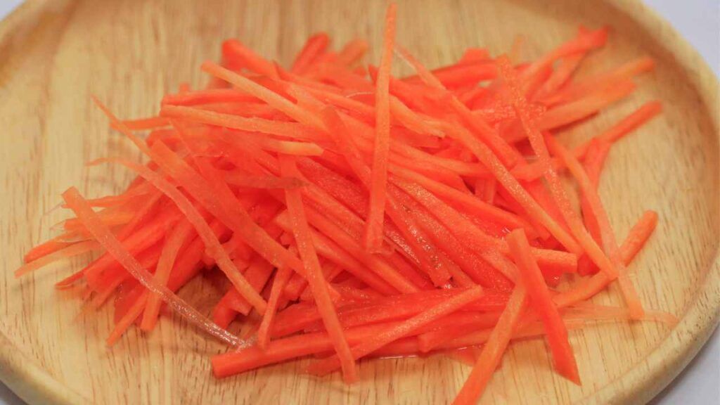 Tagliare alla julienne, perché si dice così? La spiegazione che non sapevi