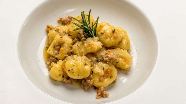 Gnocchi al ragù bianco, fai un figurone in appena mezz'ora, preparati ...
