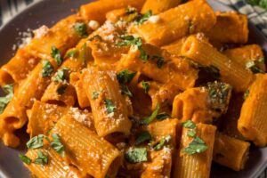 Faccio i maccheroni con il pesto alla contadina, mi lasciano i piatti ...