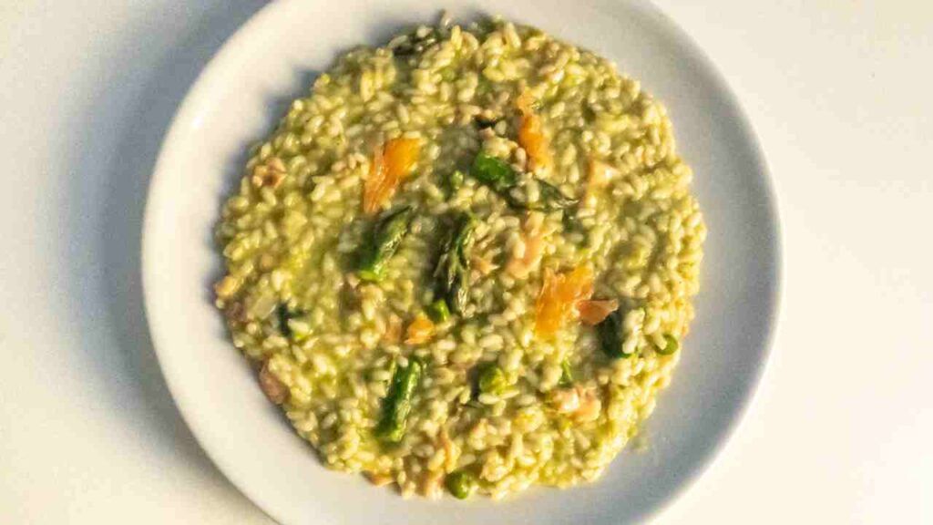 È un'esplosione. Il pranzo dell'estate a base di riso ma non è un'insalata, è un risotto cremoso ...