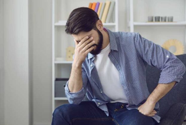 Il mal di testa non ti dà tregua? Pensaci bene, forse non stai più ...