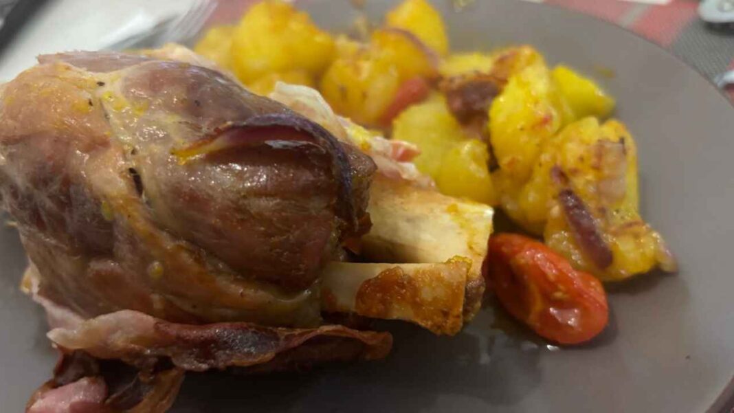 Per il pranzo di Natale stinco di maiala e con patate ma alla siciliana ...