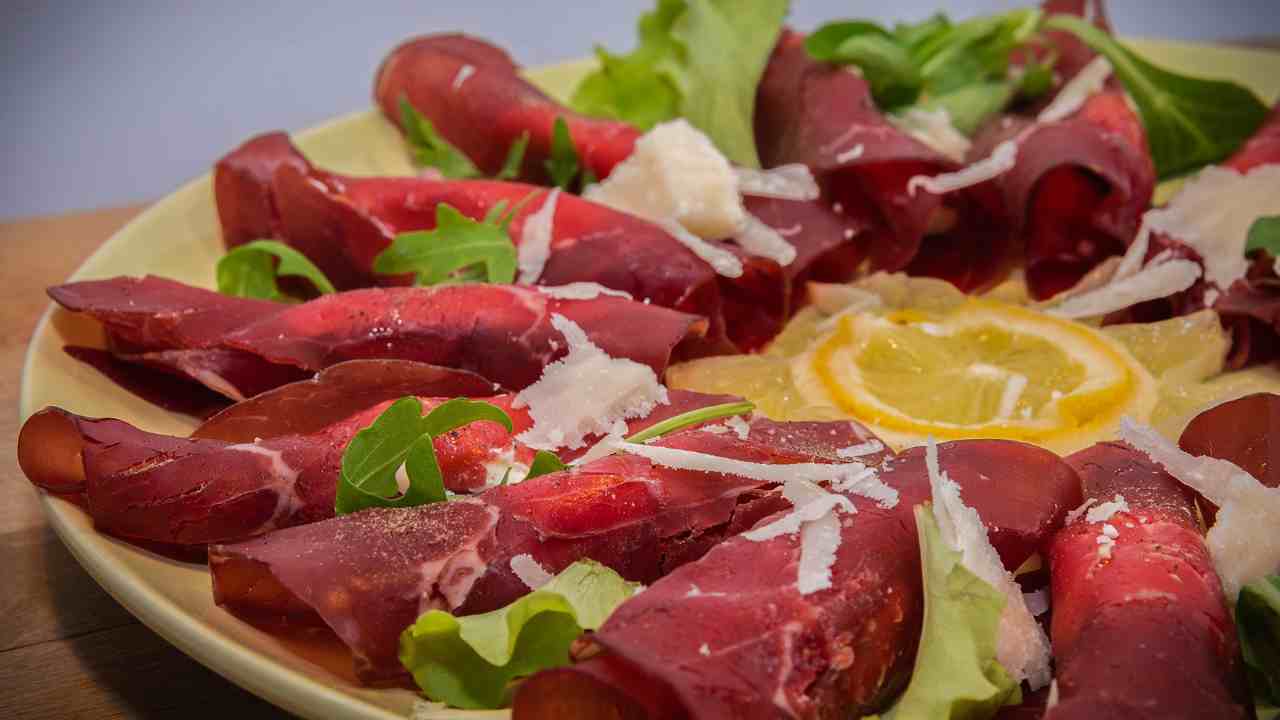 Involtini di bresaola con formaggio cremoso, l’antipasto che sparisce ...