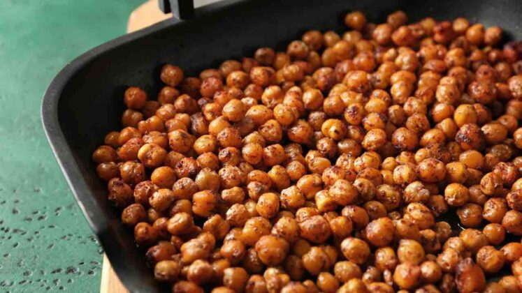 I miei aperitivi sono diversi, mi preparo i ceci croccanti in padella ...